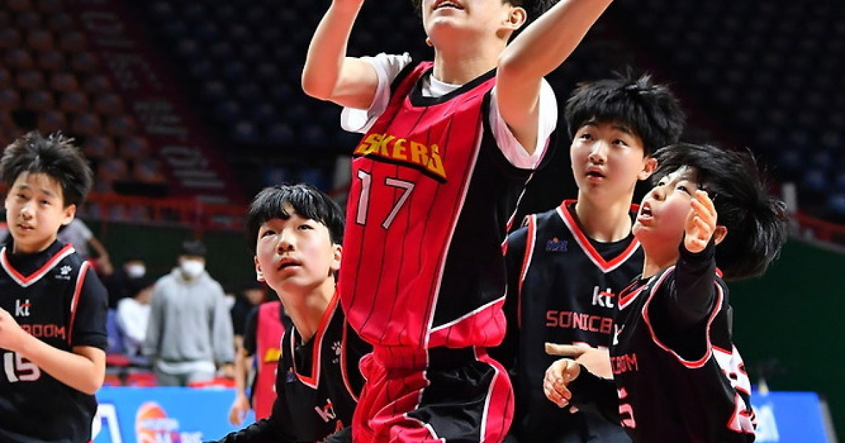 [JB포토] U12 LG 유소년 '수비 사이에서 날아오르다'