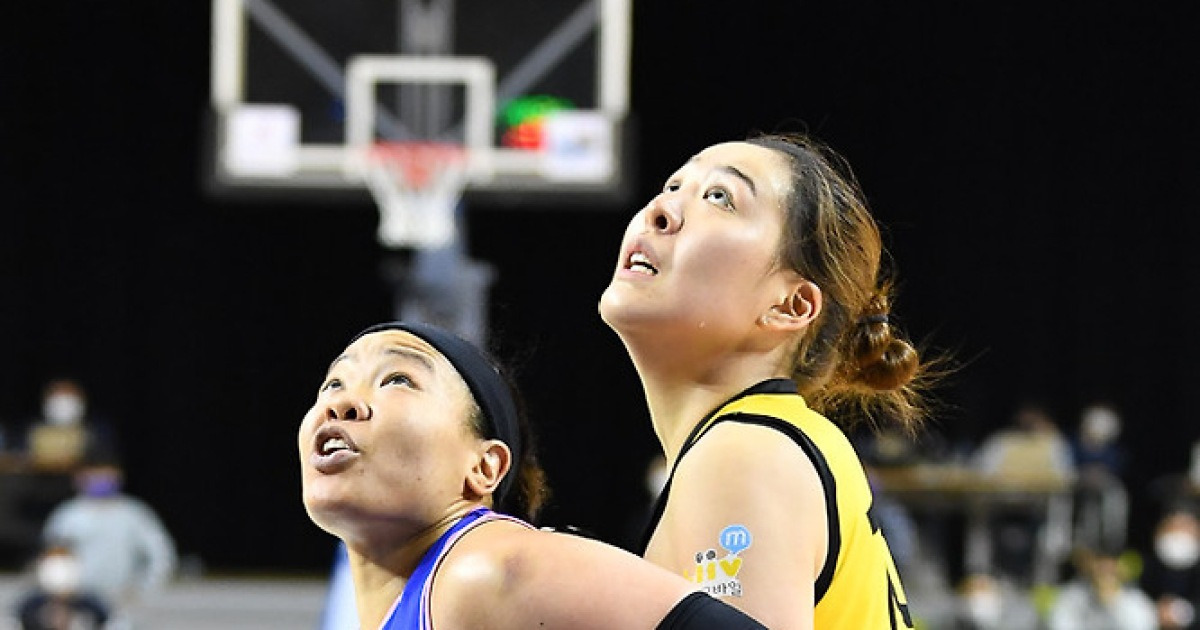 [JB포토] WKBL 챔프5차전, 박스아웃 경쟁하는 김한별-박지수