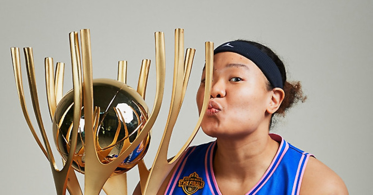 [JB포토] 챔프전 MVP 삼성생명 김한별 '트로피에 입맞춤'