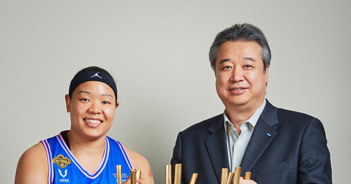 [JB포토] WKBL 챔프전 우승 이끈 삼성생명 임근배 감독과 김한별