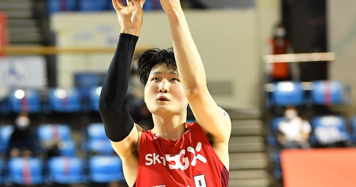 [BK 리뷰] '안영준 20-10' SK, 초반 열세 딛고 KCC에 역전승