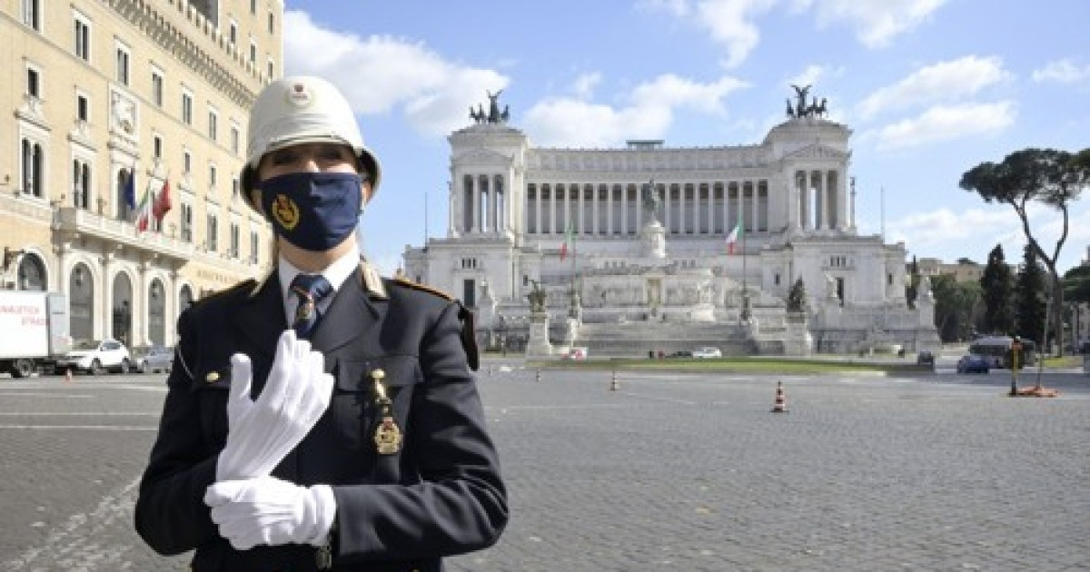 ITALY FIRST FEMALE OFFICER TO DIRECT TRAFFIC IN PIAZZA VENEZIA