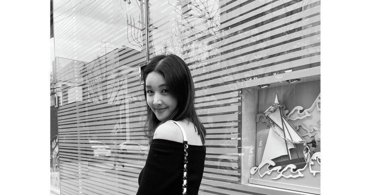 김빈우, 명품백+블랙 오프숄더로 뽐낸 세련미..173cm 환상 비율 [SNS★컷]