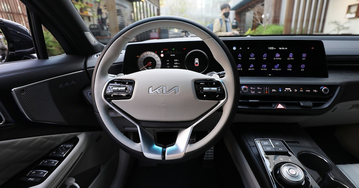 고급스러운 K8 내부 디자인