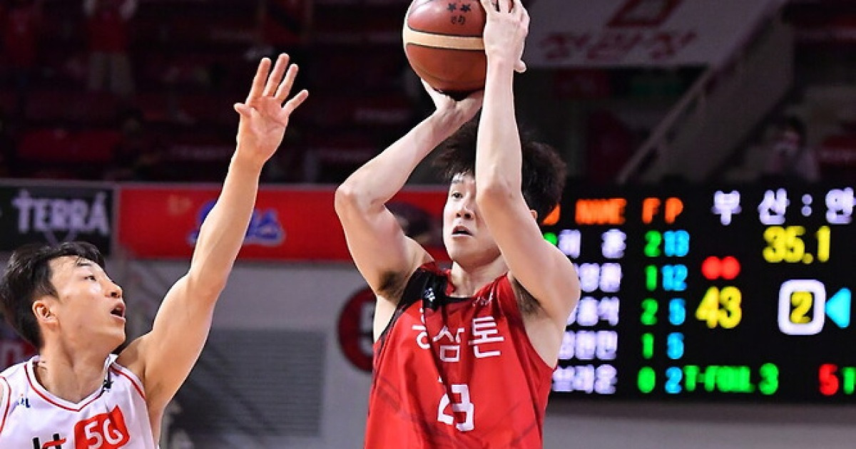 [BK 리뷰] '전성현 21점' KGC, PO 1차전서 KT 제압