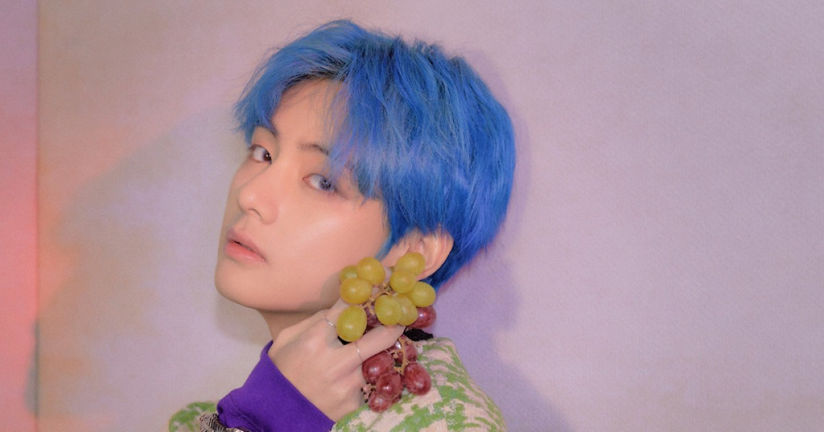 방탄소년단 뷔 파란 머리가 어울리는 아이돌 1위 거꾸로 쓴 볼캡이 어울리는 아이돌 1위 헤어스타일 투표 싹쓸이