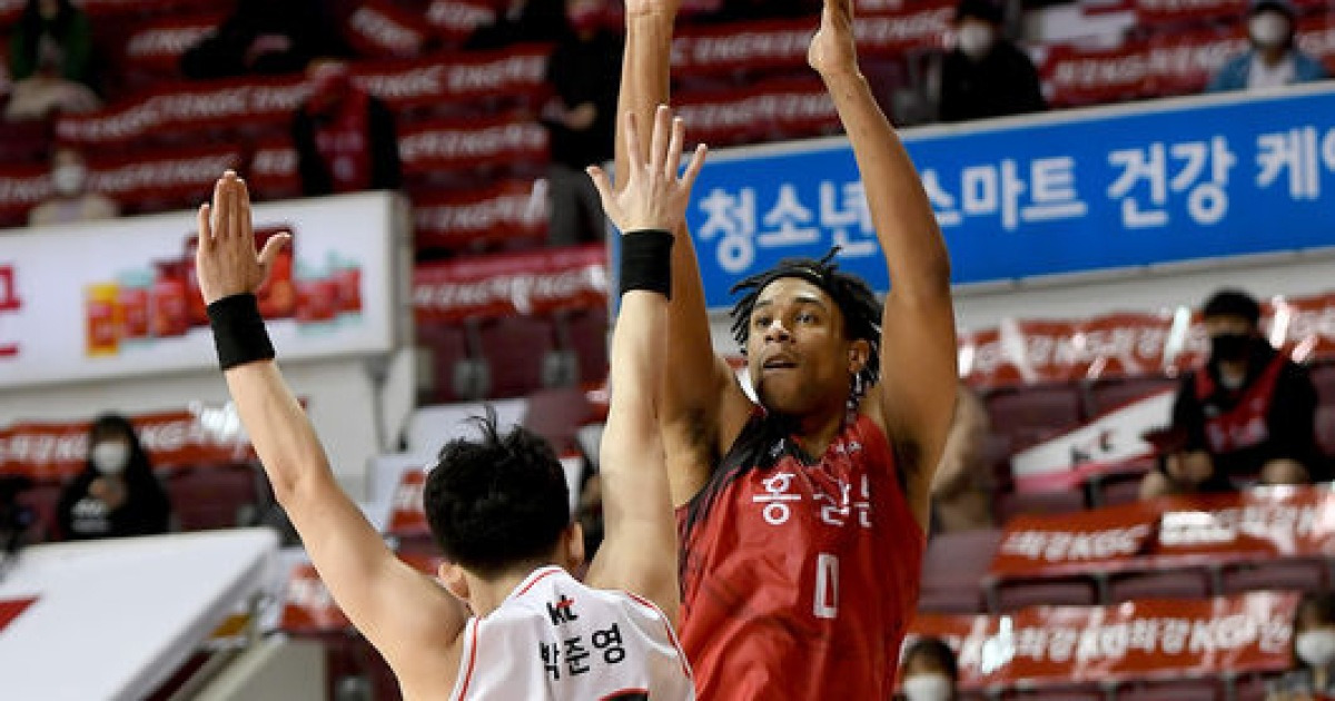 '설린저 38점 맹폭' KGC, KT에 2연승 '4강행 100% 잡았다'