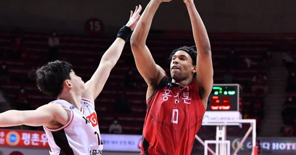 '설린저 38점 맹폭' KGC, KT에 2연승..4강 진출 눈앞