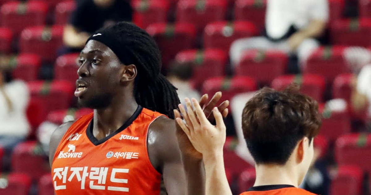 '모트리 23점 19R' 전자랜드, 오리온 꺾고 4강 PO 진출..KCC와 대결