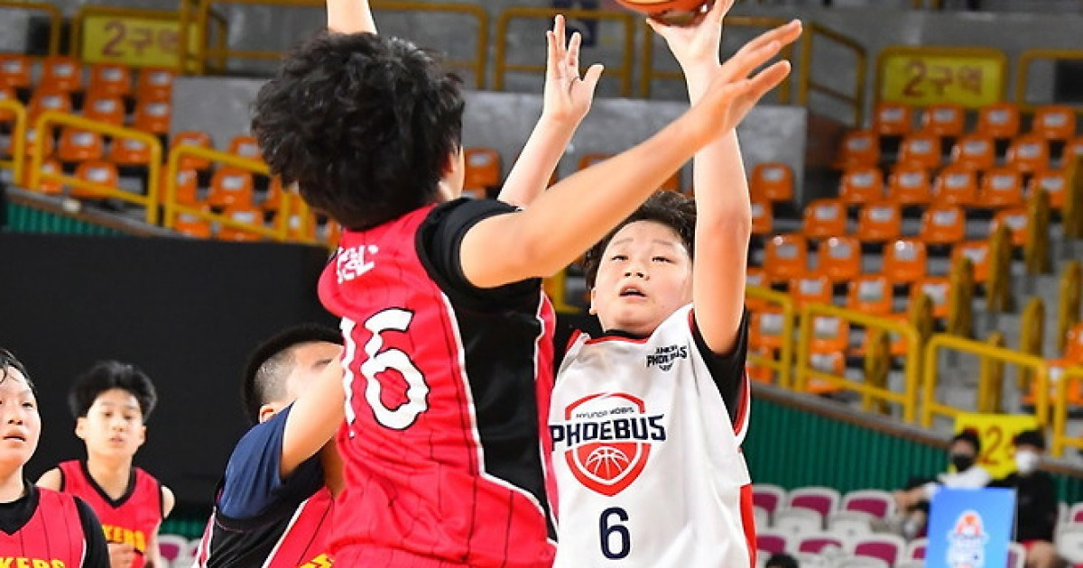 [JB포토] U11 현대모비스 유소년 '수비보다 더 빨리 던졌어'