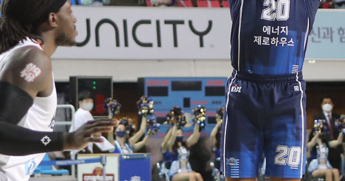 '라건아 23점 19R' KCC, 전자랜드 꺾고 4강 PO 기선제압