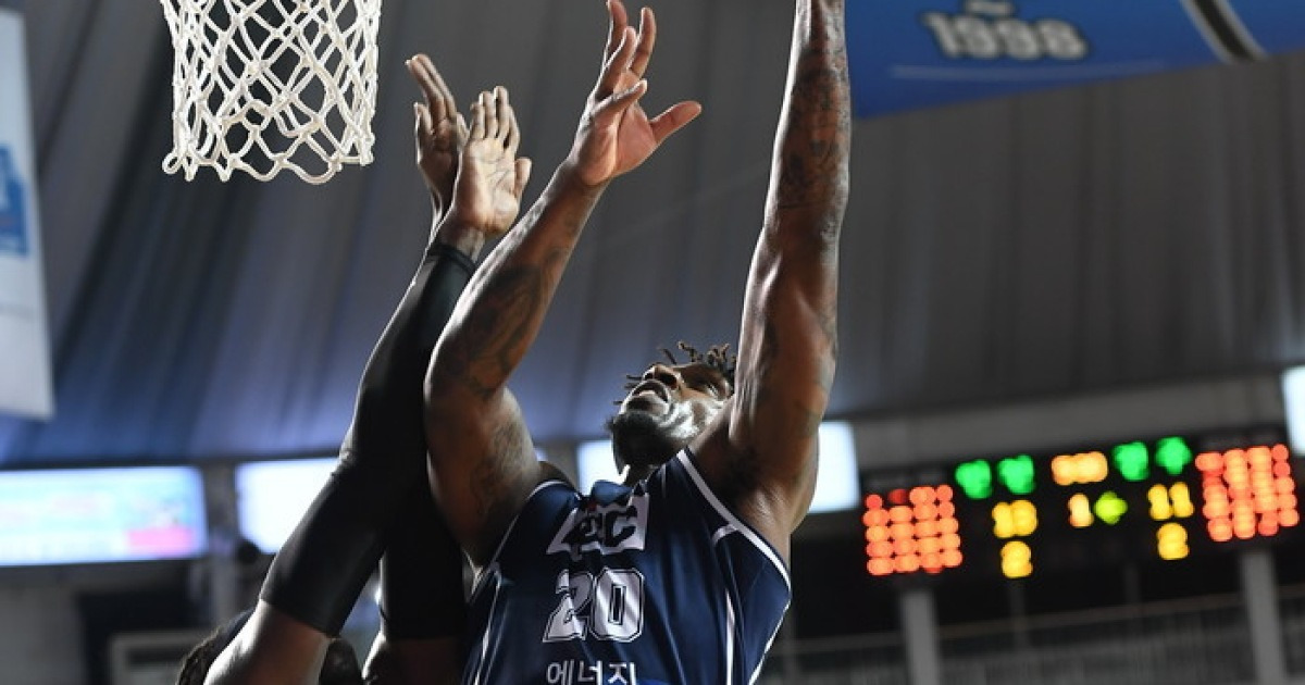 [KBL PO] '라건아 23P 19R' KCC, 전자랜드 추격 뿌리치고 시리즈 기선제압