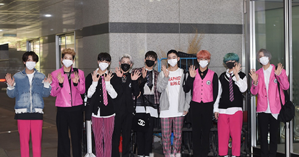 [MD포토] T1419 '대형신인의 손인사'