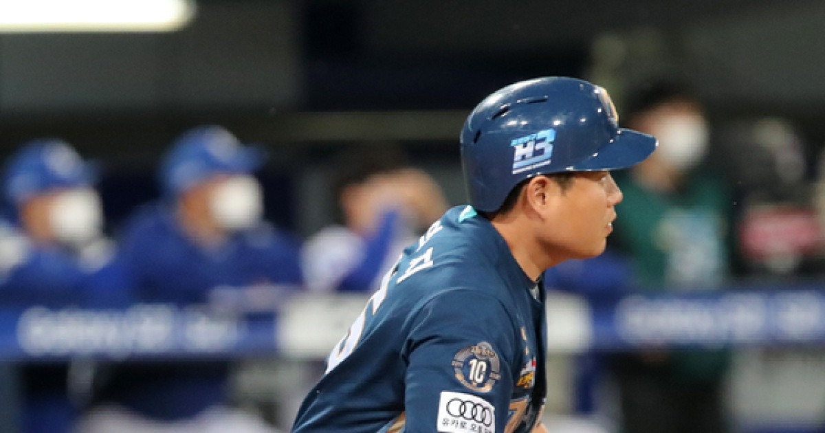 Yang Eui-ji hits for the cycle in Dinos 9-0 win over Lions