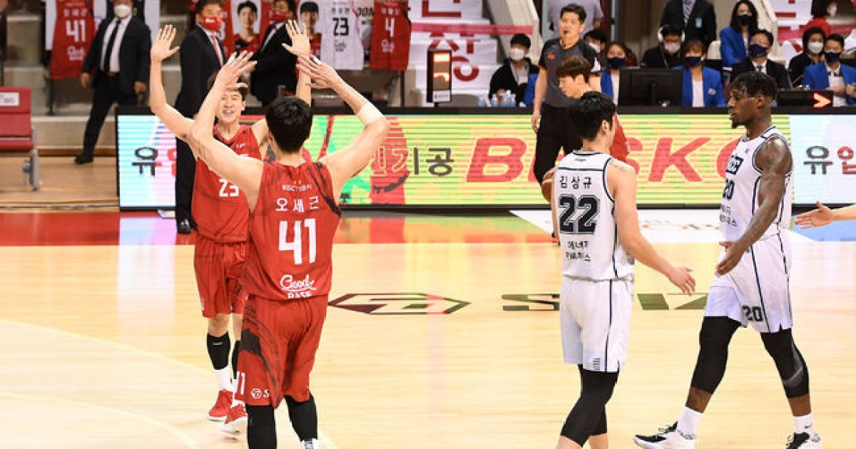 우승의 기쁨 나누는 KGC-아쉬운 KCC [사진]