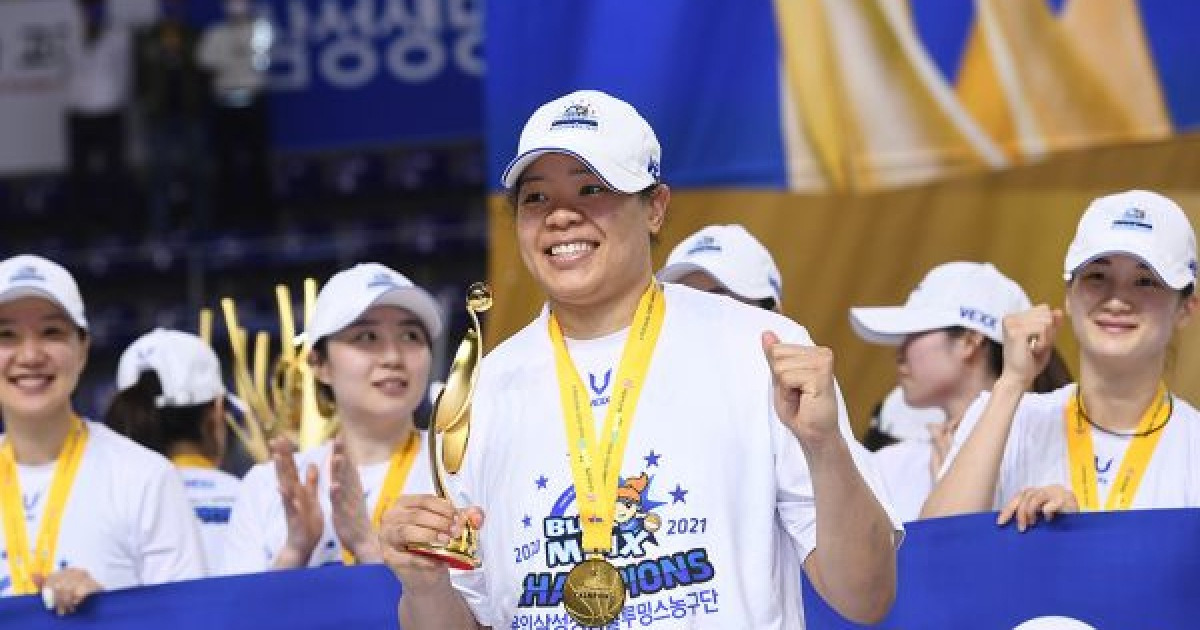 WKBL 대형 삼각 트레이드 성사..챔프전 MVP 김한별 BNK행