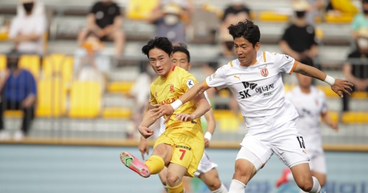 [K리그1 17R] '결정력 부재' 광주 vs 제주, 0-0 무승부로 연패 탈출 만족