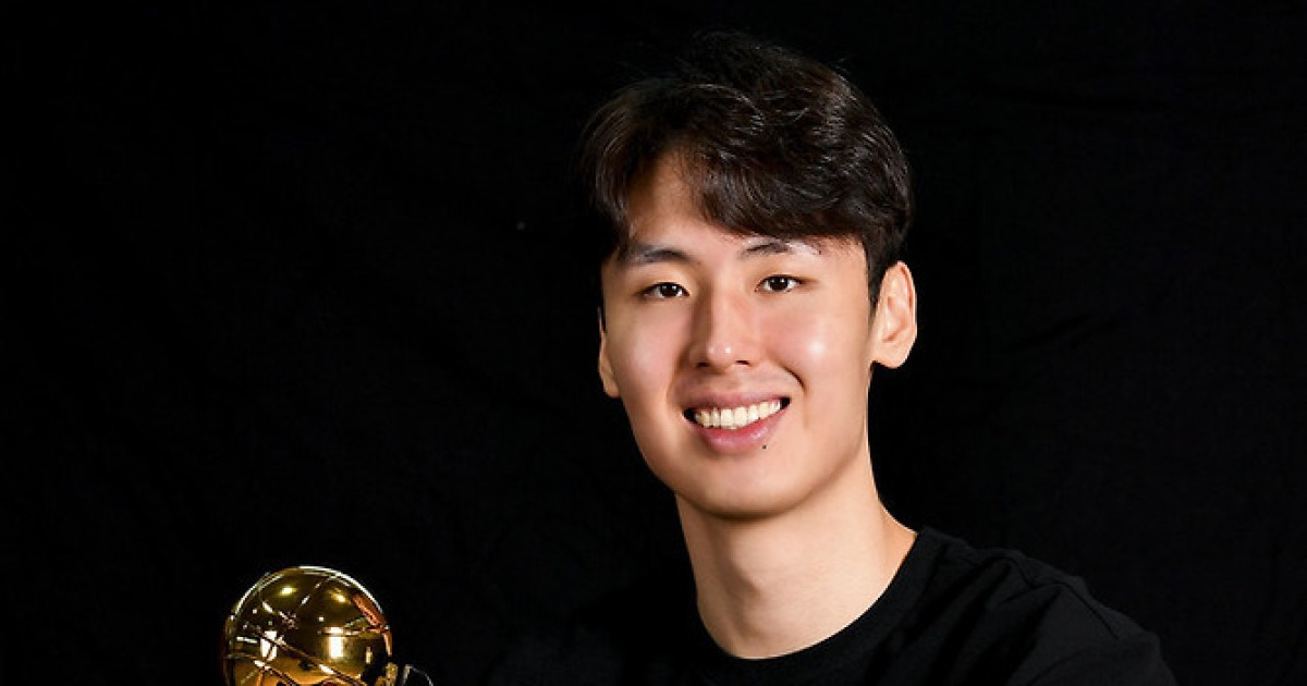 [JB포토] KCC 송교창 'MVP 트로피와 함께 스마일'