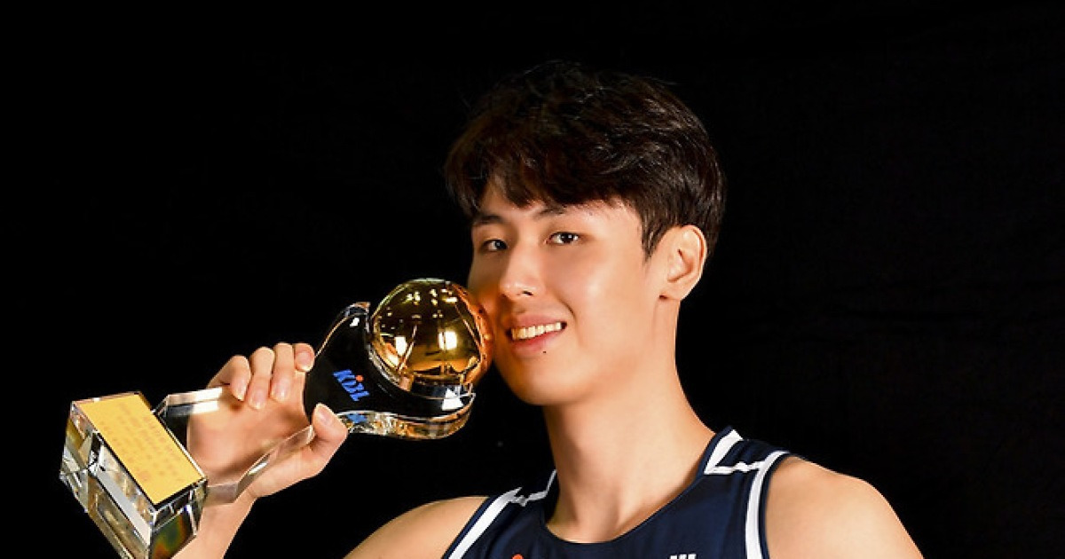 [JB포토] KCC 송교창 '20-21 KBL MVP'