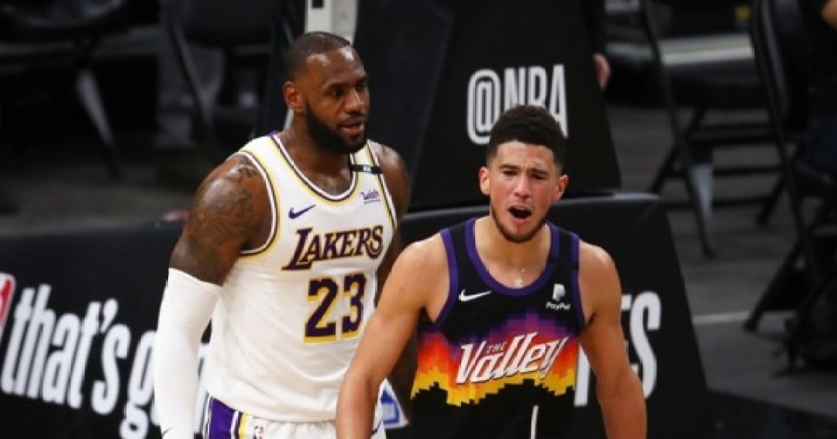 '부커 34점' NBA 피닉스, PO 1차전서 디펜딩 챔피언 LA 레이커스 무릎 꿇렸다..11년 만에 PO 승리