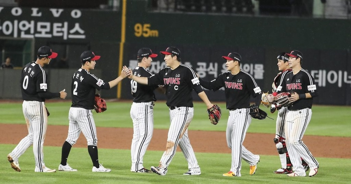 승리 기쁨 나누는 LG 선수들