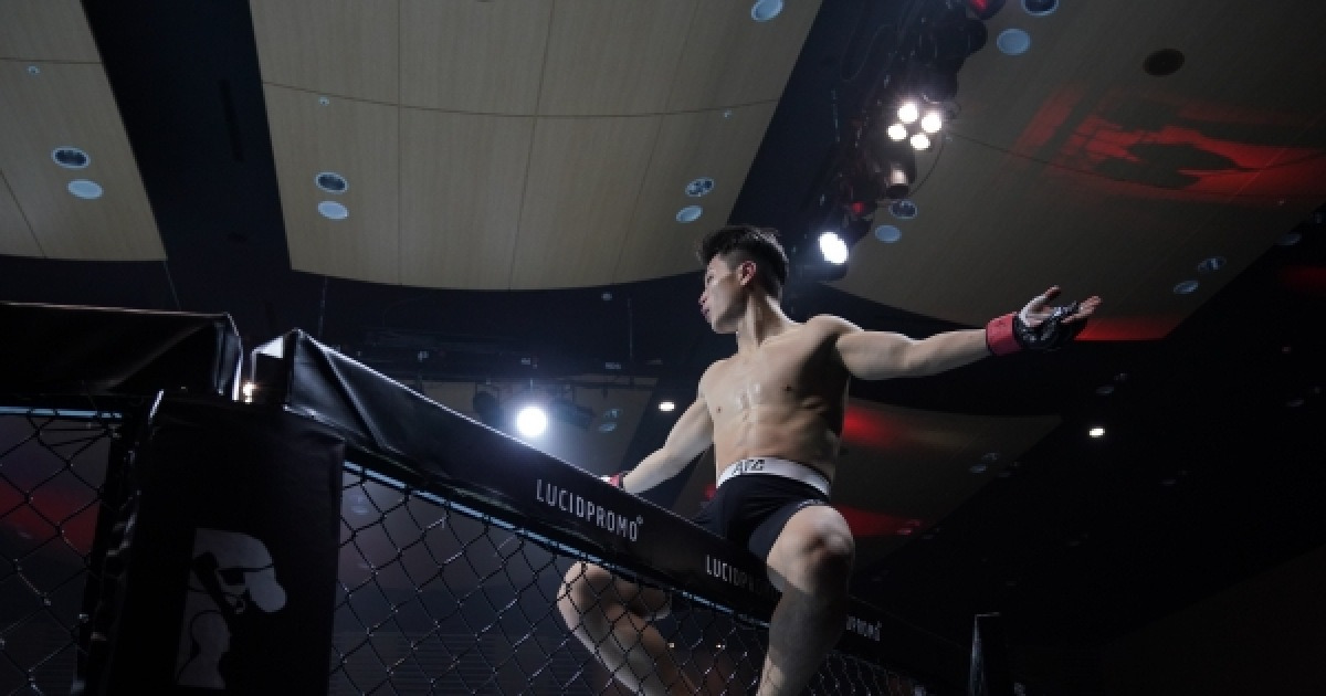 [AFC16] '필살 타격' 19세 정준희, 폭풍 파운딩에 TKO 승!