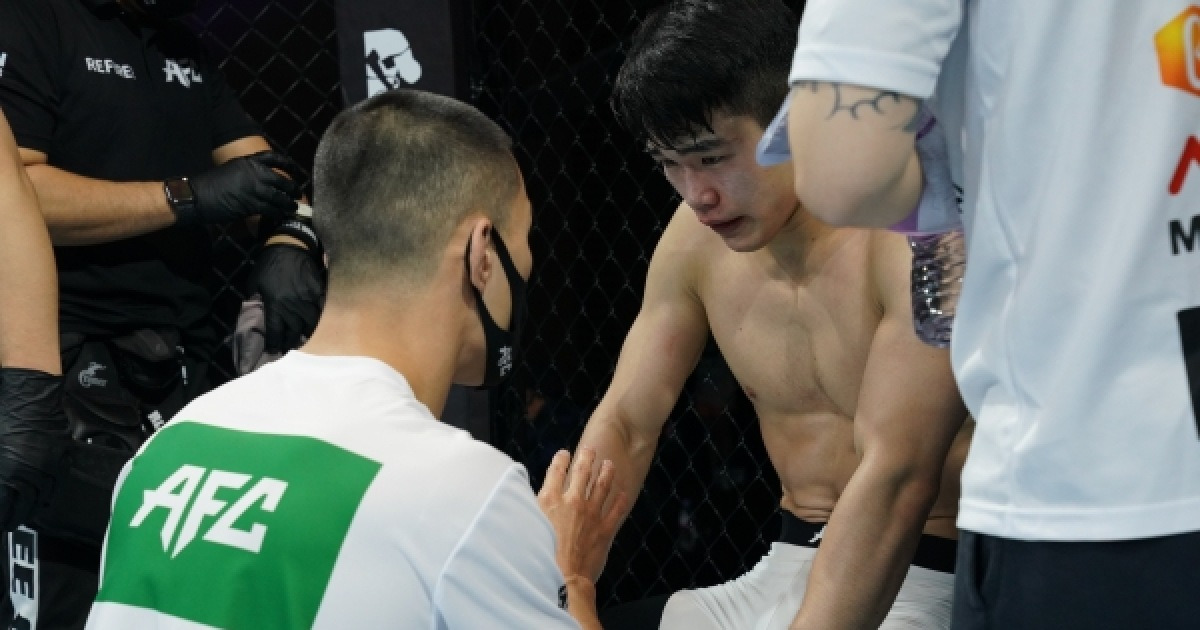 [AFC16] '19세 정찬성 제자' 박재현, 대반전 리어 네이키드 초크로 필살!