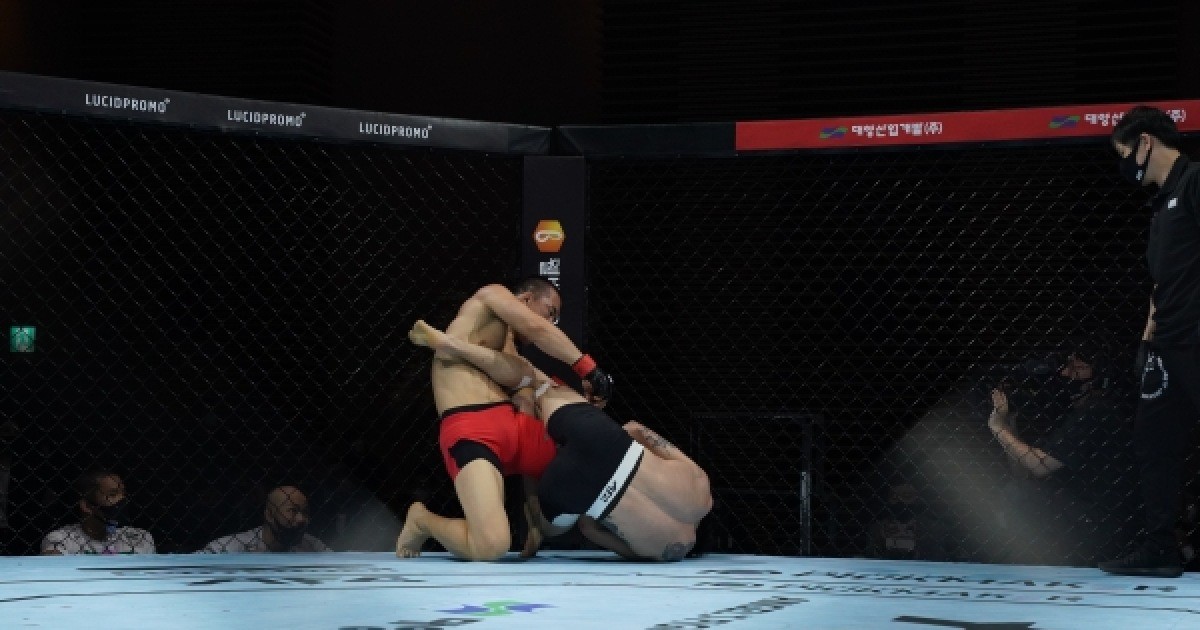 [AFC16] '역시 강철부대!' UDT 김상욱, 찰거머리 매미권법에 판정승!