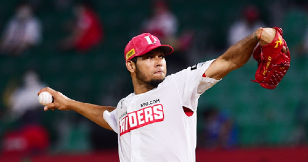 [MD포토] SSG 선발 폰트 '155km 강속구로 승부한다'