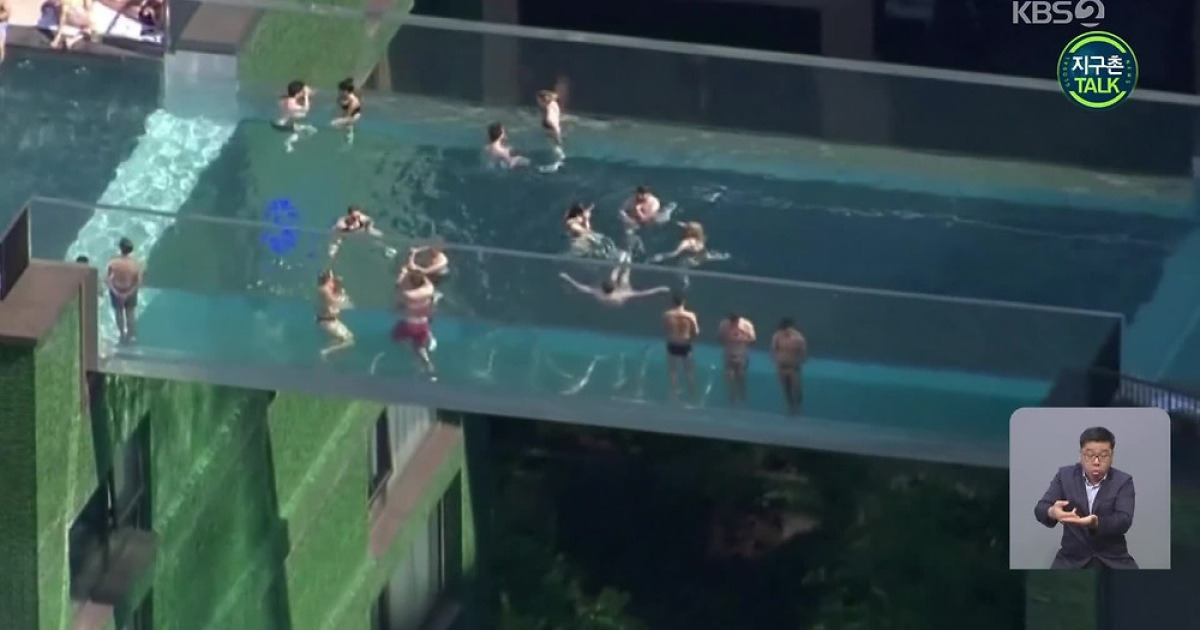 [지구촌 Talk] 英 아파트 10층에 투명 아크릴 수영장 개장