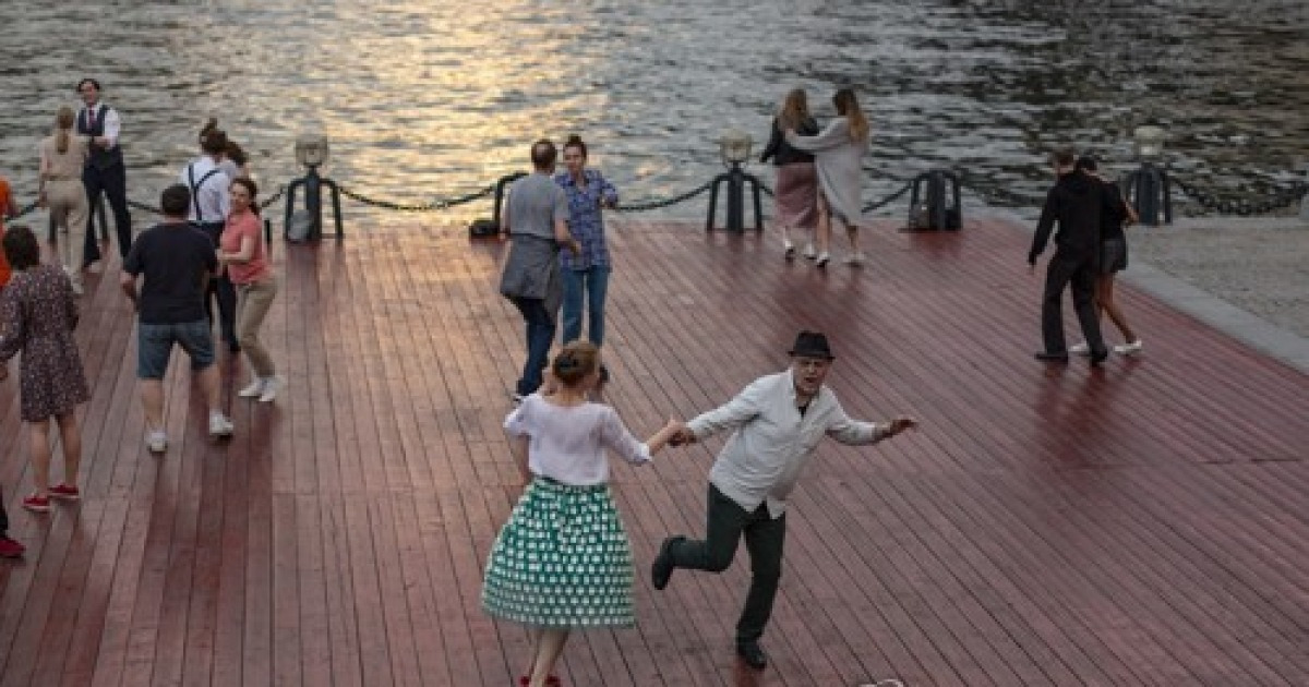 RUSSIA DANCING SUNSET