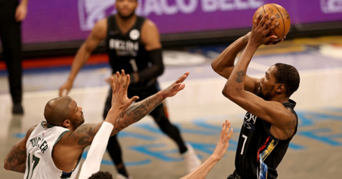 '듀란트·어빙 54득점' 브루클린, 밀워키 39점차 완파..PO 2R 2연승