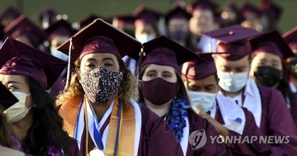 Virus Outbreak Mount Sac Graduation