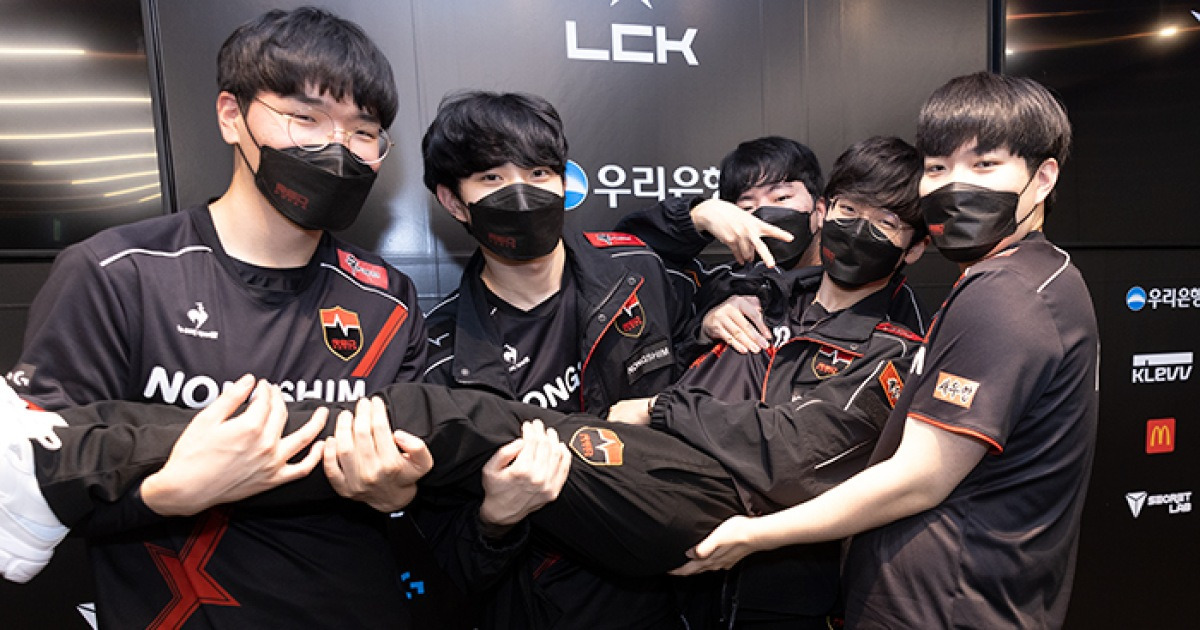 [포토] '피넛' 한왕호 LCK 1000킬 축하하는 농심 레드포스