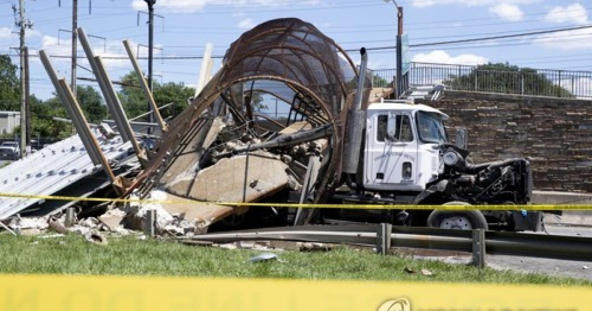 USA COLLAPSED BRIDGE WASHINGTON