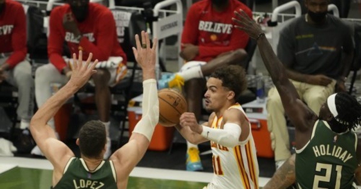 Hawks Bucks Basketball
