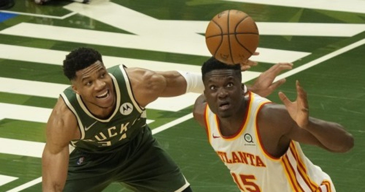 Hawks Bucks Basketball