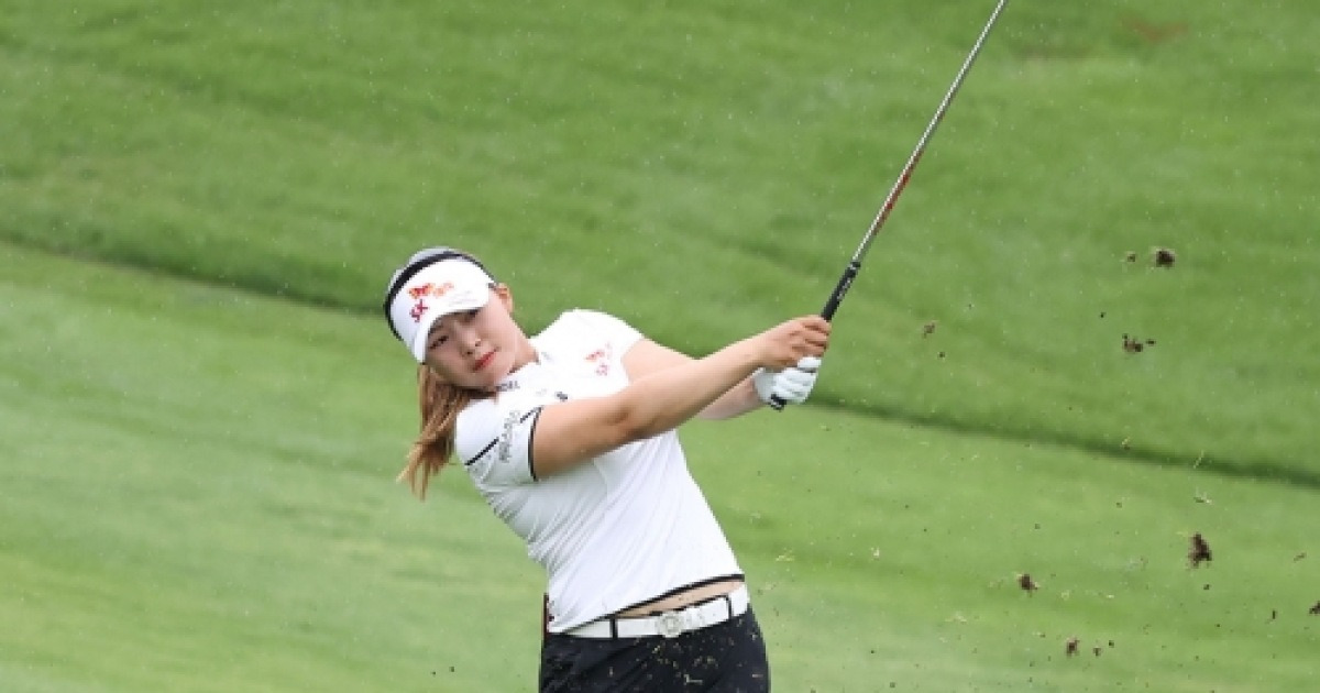 디펜딩 챔피언 김지영2, BC카드 레이디스 3R 1타차 단독2위 [KLPGA]