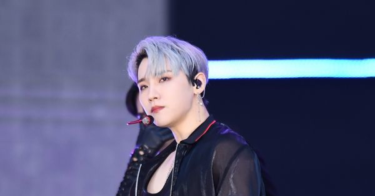 [ST포토] AB6IX 전웅 '섹시 카리스마'