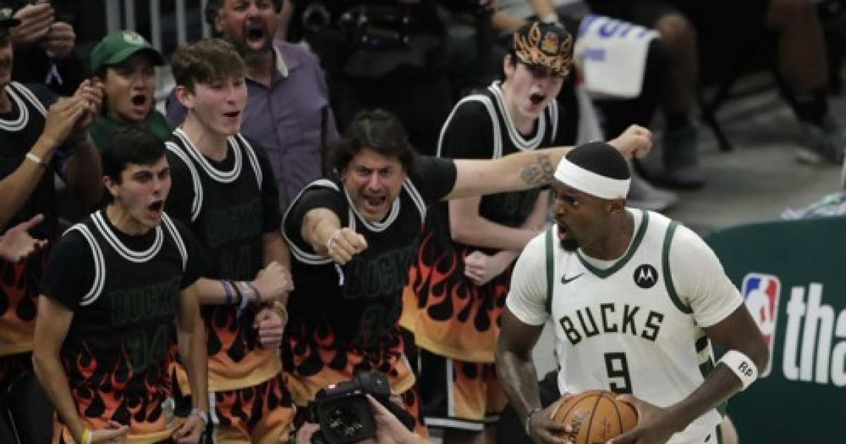 Hawks Bucks Basketball