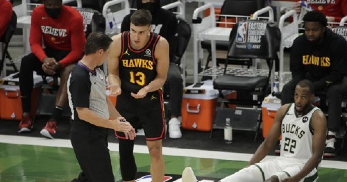 Hawks Bucks Basketball