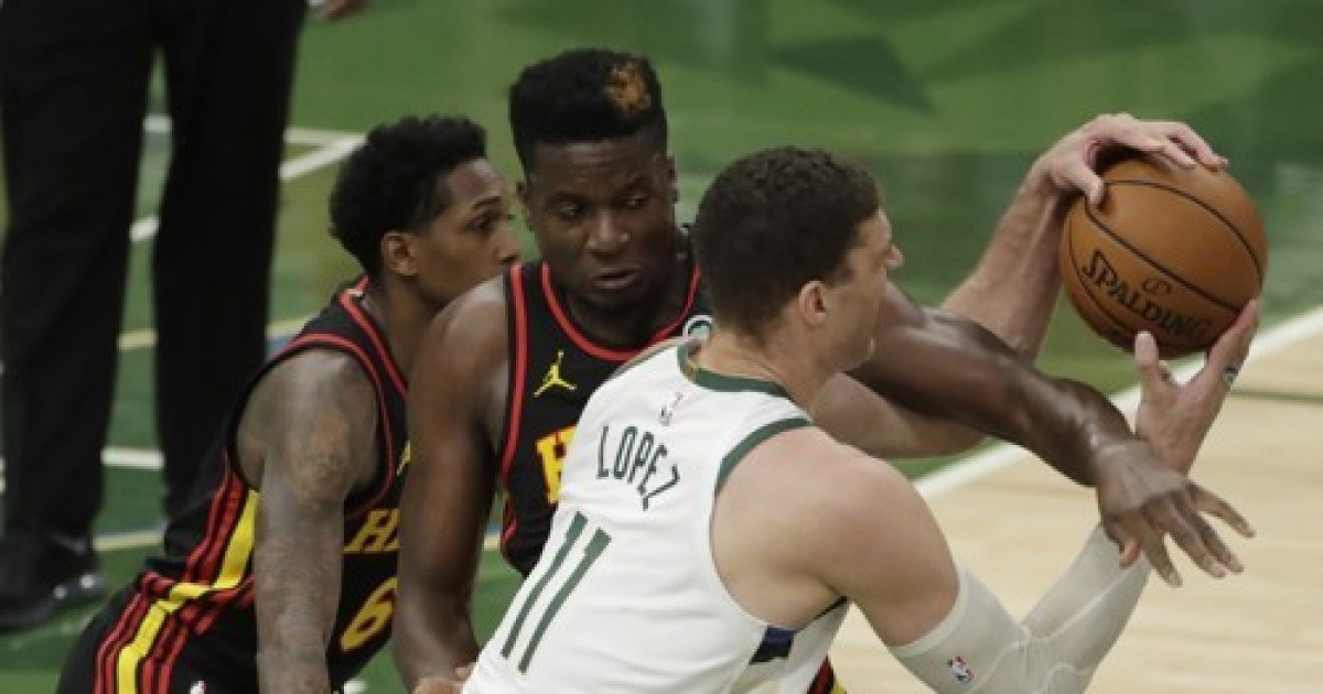 Hawks Bucks Basketball