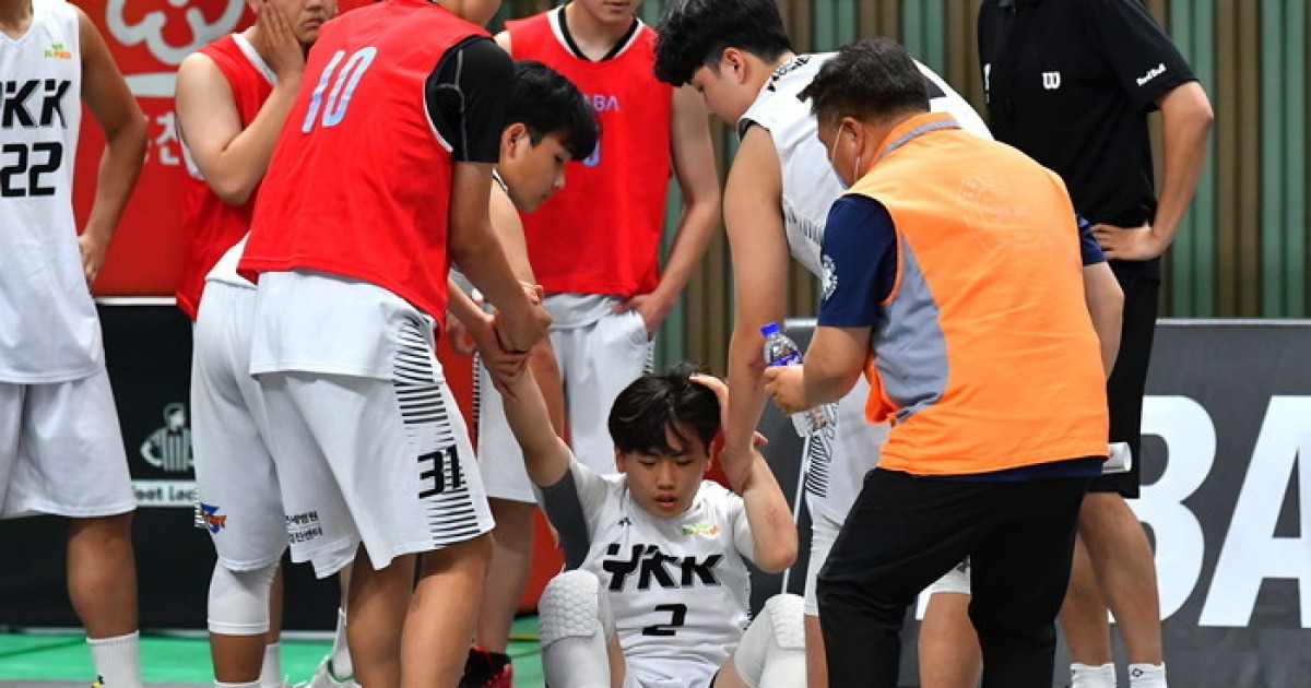 [JB포토] U18부 YKK '아찔한 머리 부상'