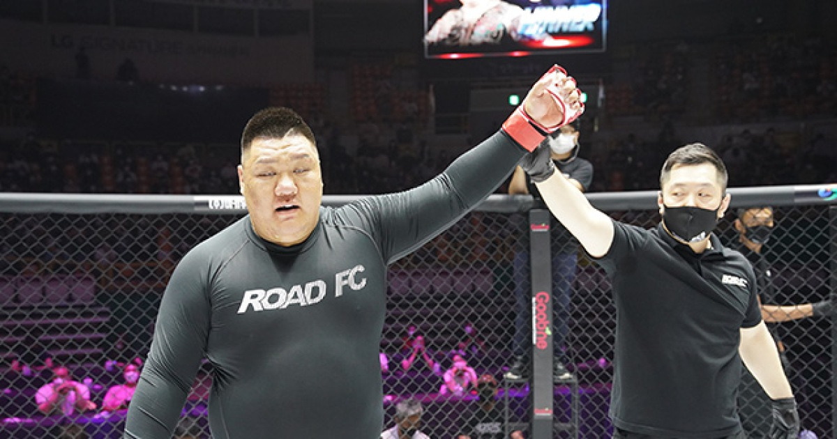 [ROAD FC 058] 김재훈, '영화배우' 금광산에 1R TKO승.. 데뷔 7년 만에 첫 승