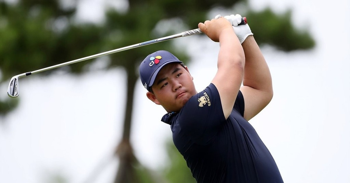 아이언 티샷하는 김주형