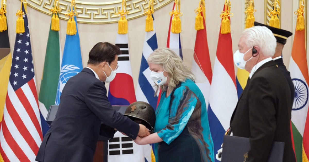 Moon awards medals to two UN Forces veterans for war service