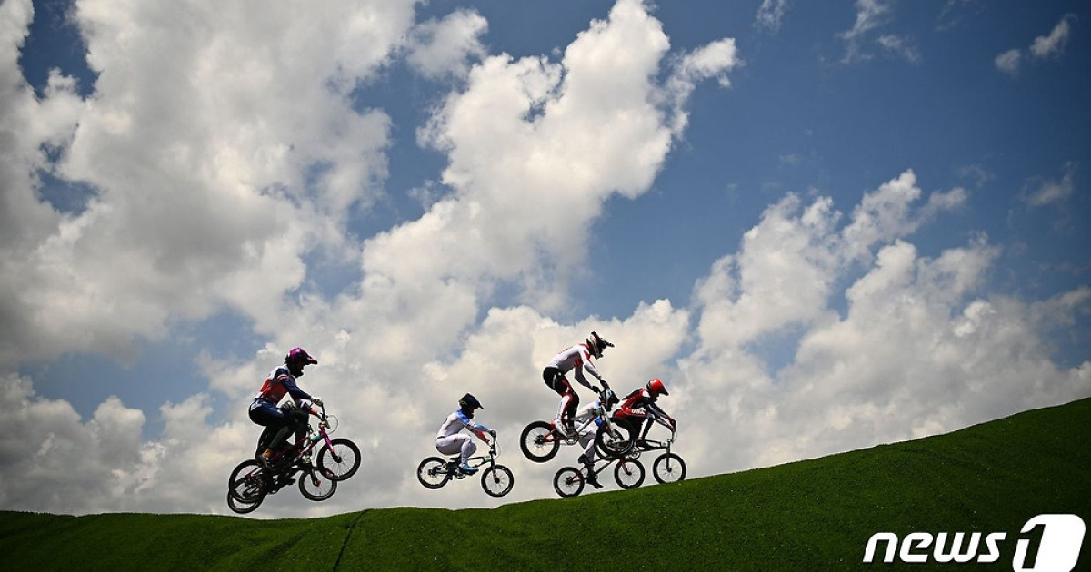 '푸른 하늘 달리는 자전거'..도쿄 올림픽 사이클 경기