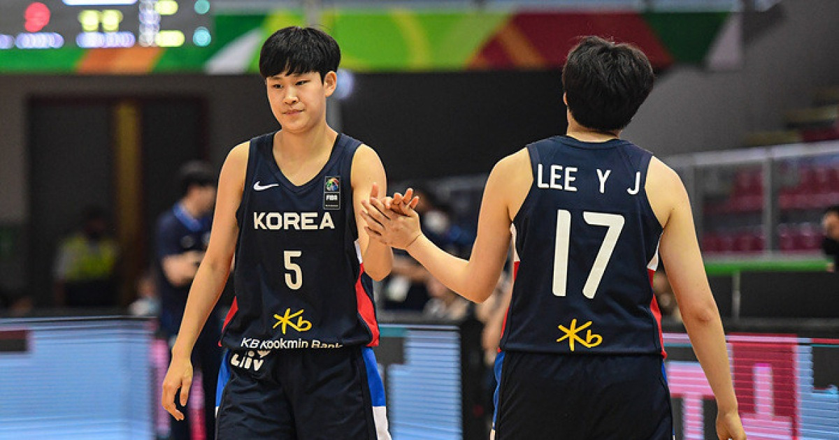 [JB포토] U19 여자농구 월드컵, 하이파이브하는 박진영과 이유진