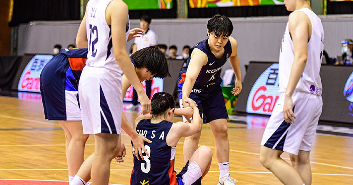 [JB포토] U19 여자농구월드컵, 조수아를 일으켜 세워주는 신예영과 변소정