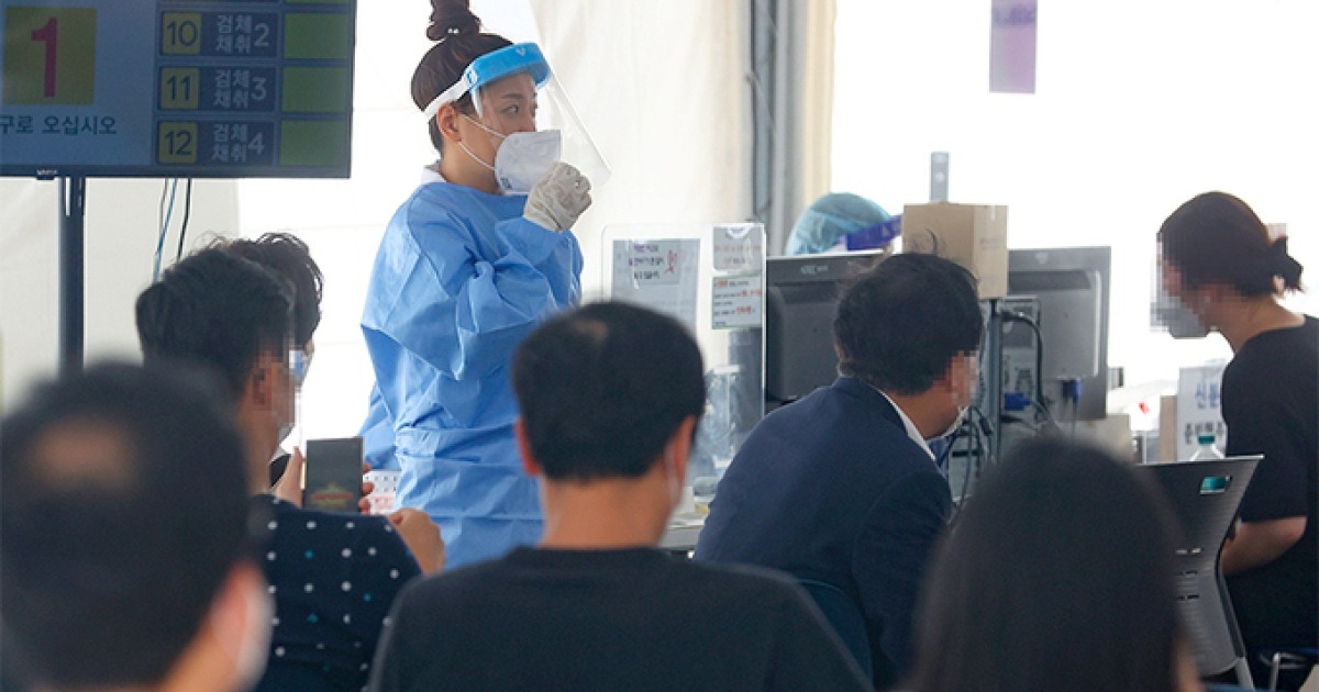 [속보] 어제 코로나19 신규 확진 1805명 연휴 끝 급증세